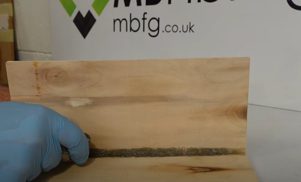 Polyester resin fillet mix utilising chopped strands & fumed silica